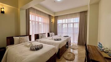 Quarto Triplo | Roupa de alta qualidade, secretária