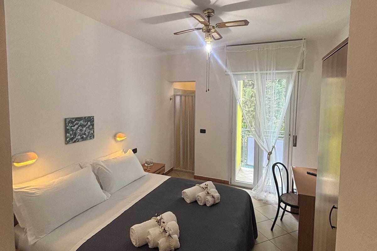Quarto casal | Cofres nos quartos, escrivaninha