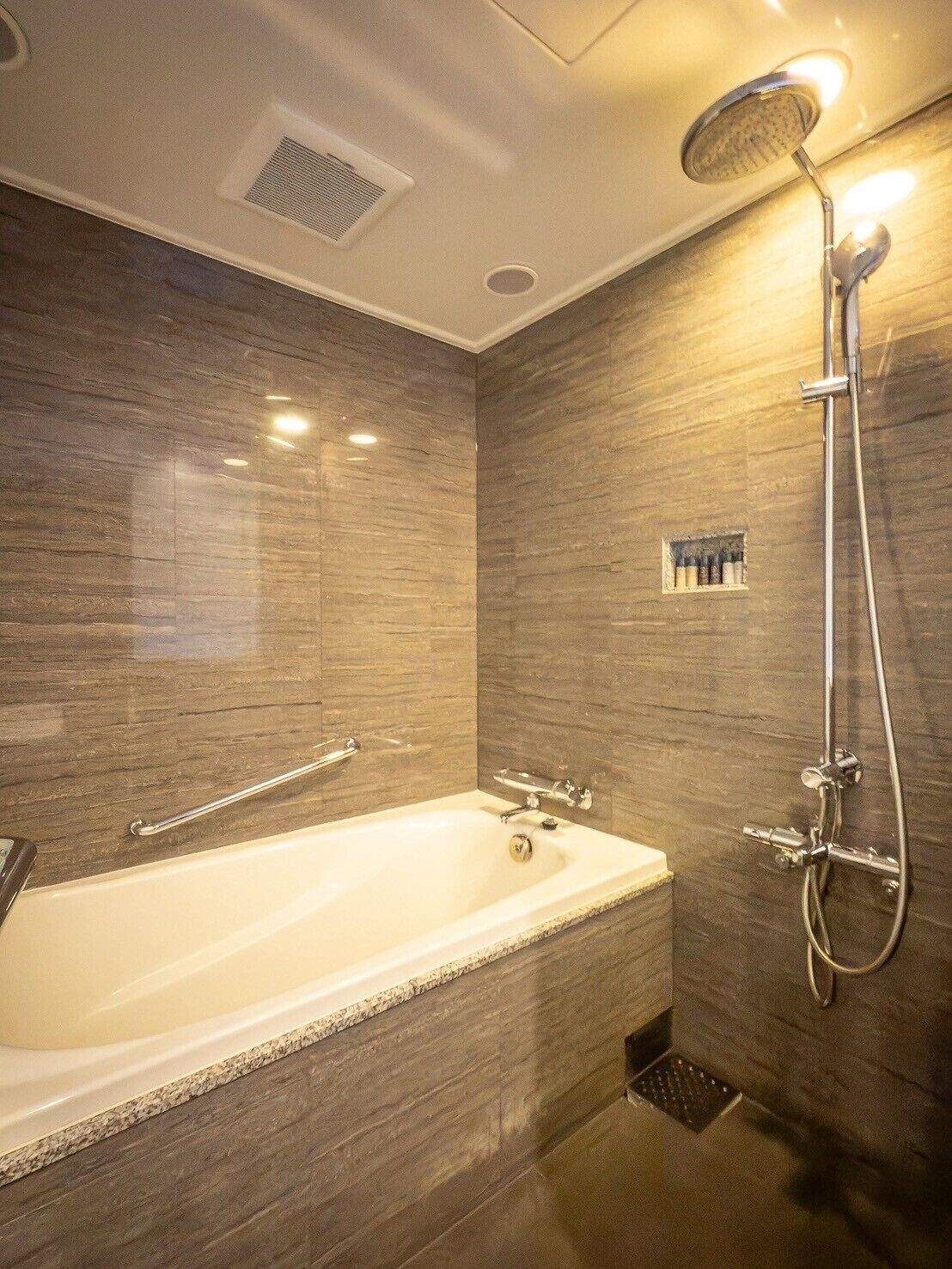 Suite de Luxo, varanda, Vista para a cidade | Casa de banho | Um secador de cabelo, chinelos, toalhas fornecidas, sabão 