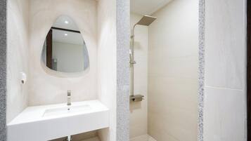 Superior Triple Room | Casa de banho | Uma combinação polibã/banheira, artigos de higiene pessoal grátis