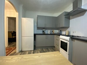 Casa | Cozinha privada | Um frigorífico, um micro-ondas, um forno, uma placa de cozinha