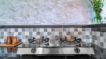 Villa, 1 quarto, piscina privativa | Cozinha privada | Um frigorífico, um micro-ondas, uma placa de cozinha
