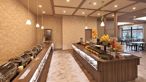 Disposição de buffet com várias estações de serviço, um balcão central com diversos alimentos e plantas penduradas.
