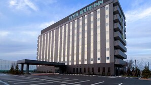Um edifício moderno de hotel com uma placa que diz 'HOTEL ROUTE INN'.