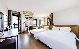 Quarto Twin de Luxo, varanda | Secretária, Wi-fi grátis
