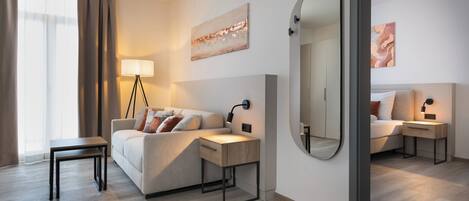 Quarto família | Roupas de cama premium, cofres nos quartos, escrivaninha