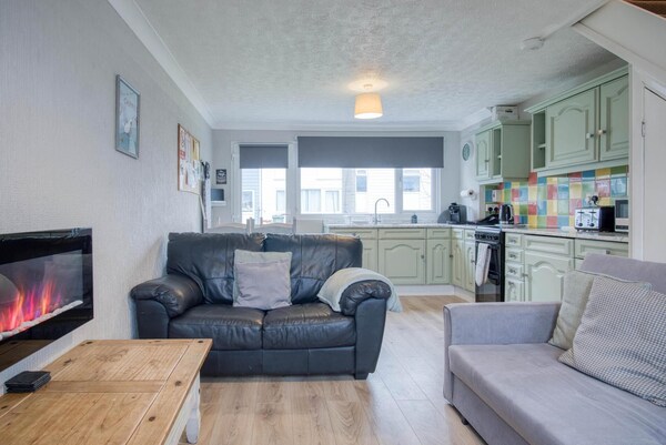 Swanbrook - 2 Bedroom Chalet- Freshwater East - Pembrokeshire