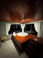 Cabana luxo, vista para a colina | Área de estar | TV LCD 55 polegadas com canais digitais, Netflix, serviços de streaming