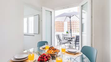 Apartamento família, para não fumantes, sacada | Sala de jantar