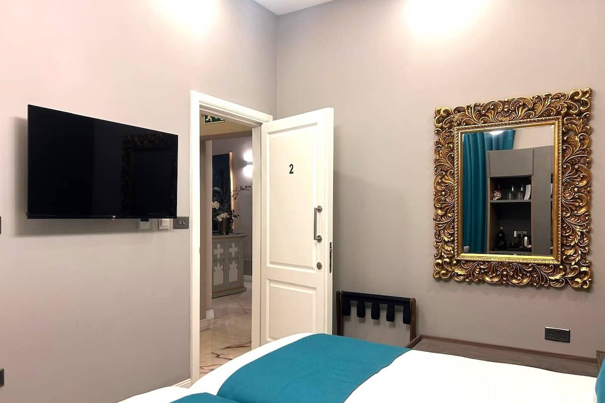 Quarto Twin Standard | Minibar, cofre no quarto, secretária