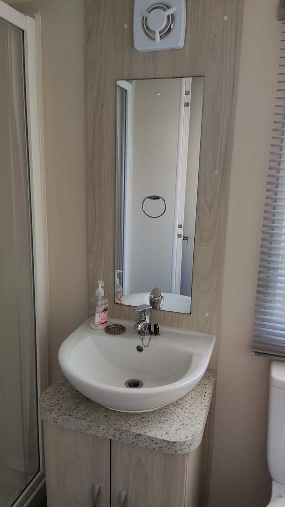 Spacious 6 Berth Caravan With Decking. Indoor Heated Pool On Site!! - Devon