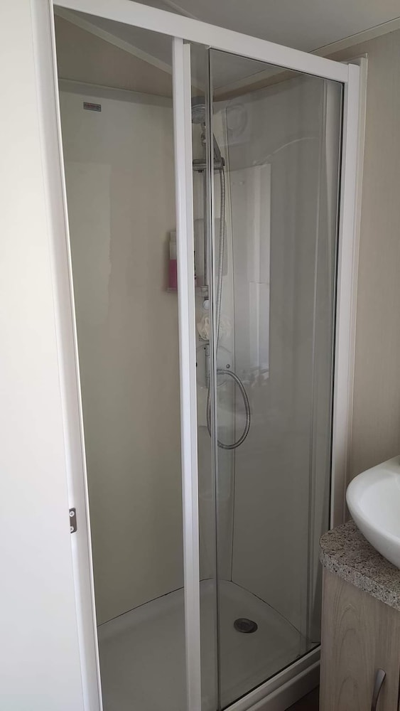 Spacious 6 berth caravan with decking. Indoor Heated pool on site ...