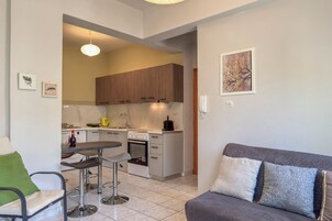 Apartamento Básico, 1 cama queen-size e sofá-cama, varanda, em frente à praia | Sala de estar | TV de ecrã plano 