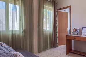 Apartamento básico, 1 cama Queen e sofá-cama, sacada, de frente para a praia | 1 quarto, quartos à prova de som, ferros/tábuas de passar roupa