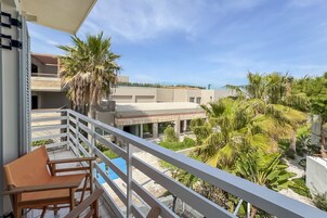 Apartamento Básico, 1 cama queen-size e sofá-cama, varanda, em frente à praia | Varanda