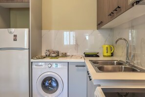 Apartamento básico, 1 cama Queen e sofá-cama, sacada, de frente para a praia | Cozinha privada | Chaleira elétrica
