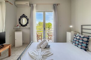 Apartamento Básico, 1 cama queen-size e sofá-cama, varanda, em frente à praia | 1 quarto, quartos insonorizados, ferro/tábua de engomar, Wi-fi grátis 