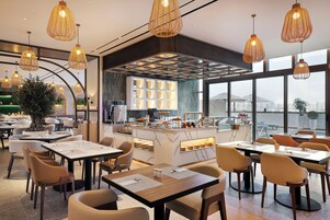 Café da manhã com buffet todos os dias (AED 60 por pessoa) 