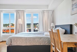 Apartamento Deluxe, vista para o porto | Cortinas/cortinados opacos, quartos insonorizados 