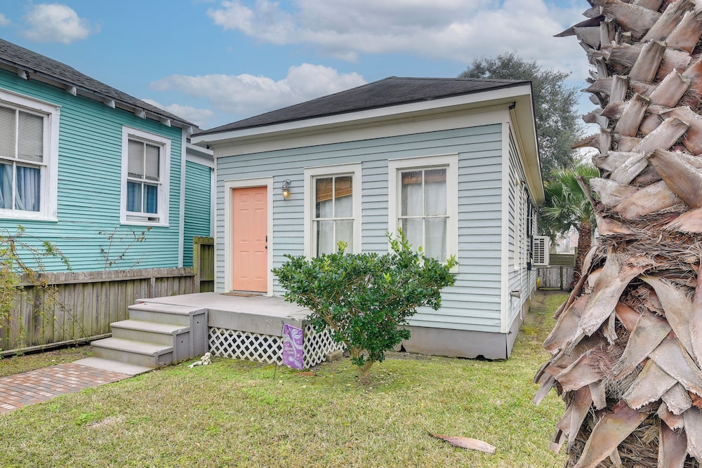 1 Mi To Dtwn: Home W/ Fenced Yard In Galveston! - Galveston, TX
