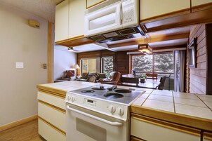 Apartamento em Condomínio Fechado, 2 quartos | Cozinha privada | Um frigorífico, uma cafeteira/bule 