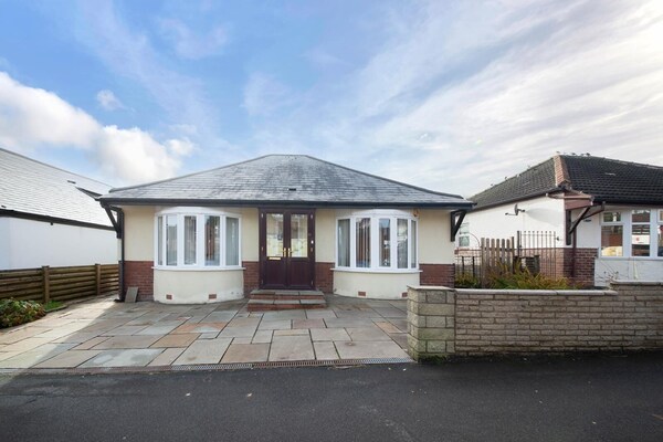 3br Detached Bungalow W/parking - Sheffield