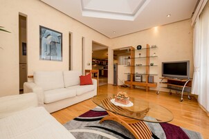 Apartamento (Two Bedroom Apartment with Balcony an) | Sala de estar | TV de tela plana 32 polegadas com canais via satélite