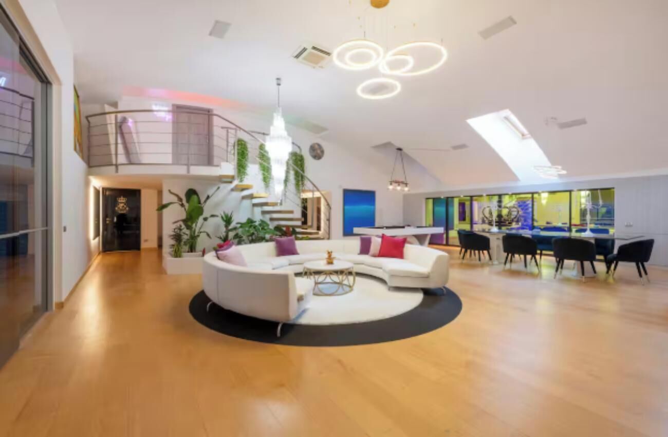 Experience Unparalleled Luxury In This Prestigious Apartment - 