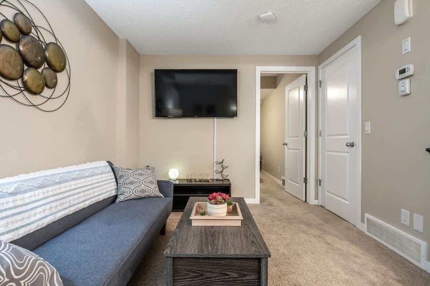 The Grande 1bd 1ba - Full Kitchen Guest Suite - Alberta