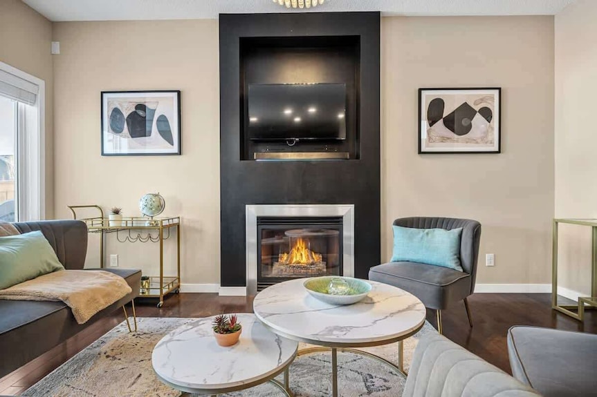 The Trenta - 4bd 3ba 2 Kitchen Stunner - Calgary