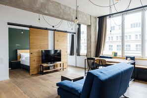 Apartamento, 2 quartos | Área de estar | TV de tela plana, livros