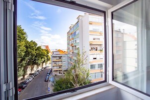 Quarto Twin Económico, Vista para a cidade | Roupa hipoalergénica, secretária adequada para computadores portáteis 
