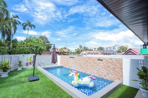 Piscina exterior, guarda-sóis, espreguiçadeiras 