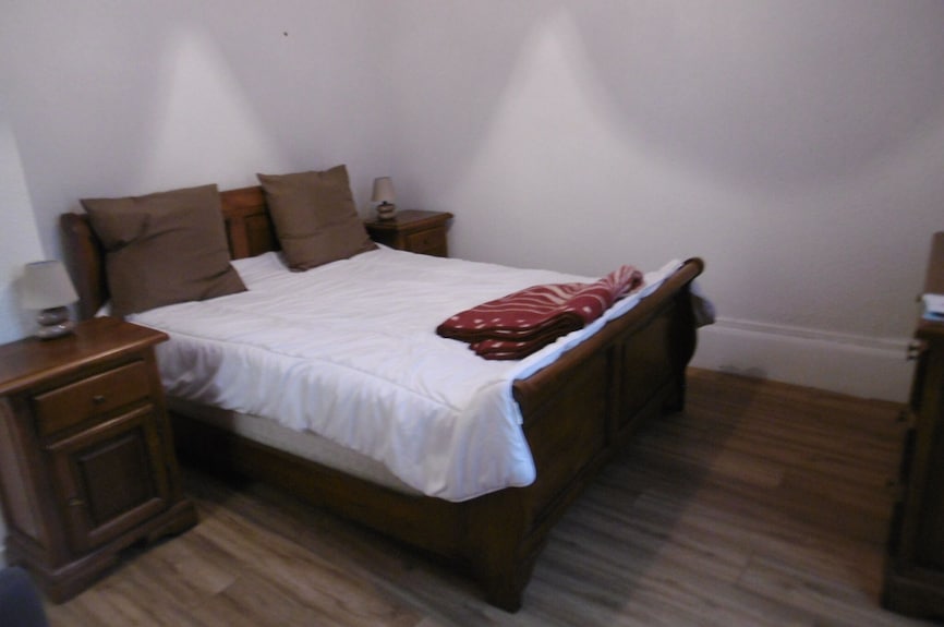 Appartement F1 De 24m2 Au Rez De Chaussée Indépendant Rue Calme - Néris-les-Bains