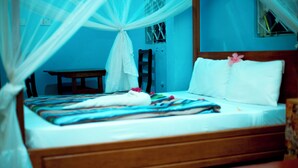 Quarto casal, sacada, vista para o jardim | Ferros/tábuas de passar roupa, Wi-Fi de cortesia