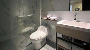 Quarto Twin Standard | Casa de banho | Um polibã, toalhas fornecidas, sabão, champô