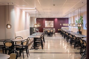 Pequeno-almoço tipo buffet mediante uma taxa aos fins de semana 