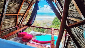 Rede com vista para uma praia e oceano.