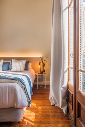 Apartamento Deluxe, Vista para a cidade | Cofre no quarto, secretária adequada para computadores portáteis