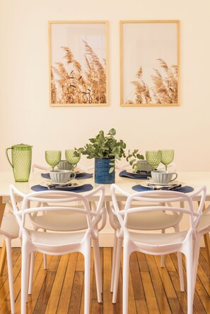 Apartamento Deluxe, Vista para a cidade | Sala de jantar