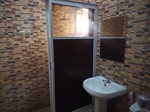 Quarto luxo, sacada, vista para a cidade | Banheiro | Produtos de toalete grátis, secador de cabelo, toalhas de banho 