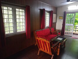 Casa de Campo, banheira, vista para a colina | Sala de estar | Televisor LCD 