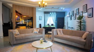 Apartamento Deluxe, varanda, Vista para a cidade | Sala de estar