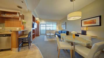 Apartamento Deluxe, varanda | Sala de estar | Televisor de 34 polegadas com canais por cabo