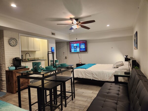 Exec Suite King Bed Hot Tub Gym Laundry - Winston-Salem, NC