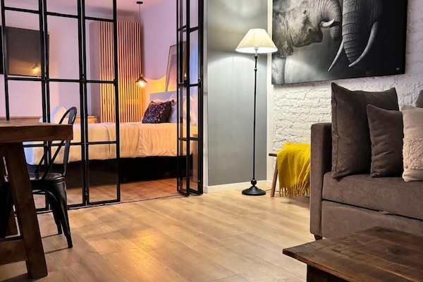 Apartamento Júnior | Sala de estar | TV de ecrã plano