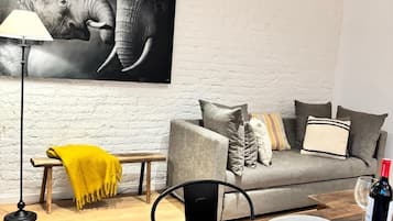 Apartamento júnior | Área de estar | TV de tela plana