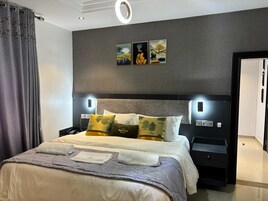 Suite Royal, não fumadores, casa de banho privativa | Secretária, secretária adequada para computadores portáteis 