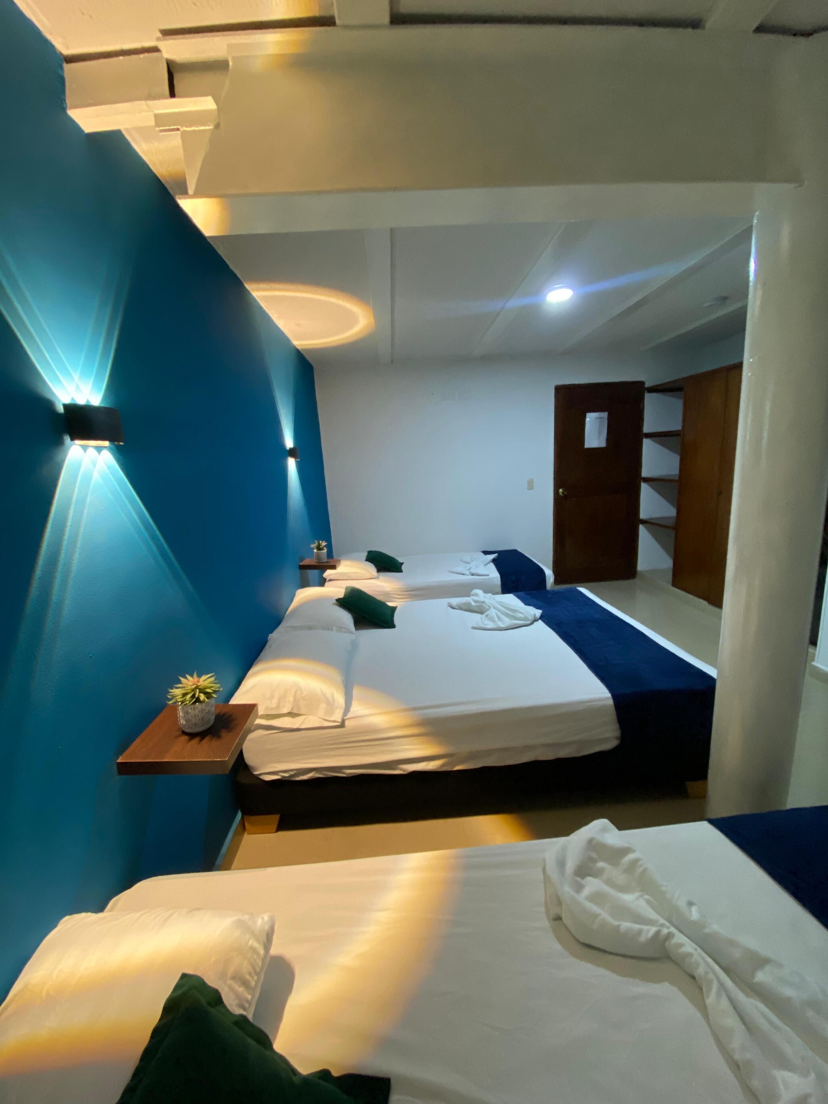 Quarto quádruplo standard | Frigobar, Wi-Fi de cortesia, roupa de cama