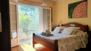 Quarto, 1 cama de casal, suíte, vista para o jardim | Ferros/tábuas de passar roupa, Wi-Fi de cortesia